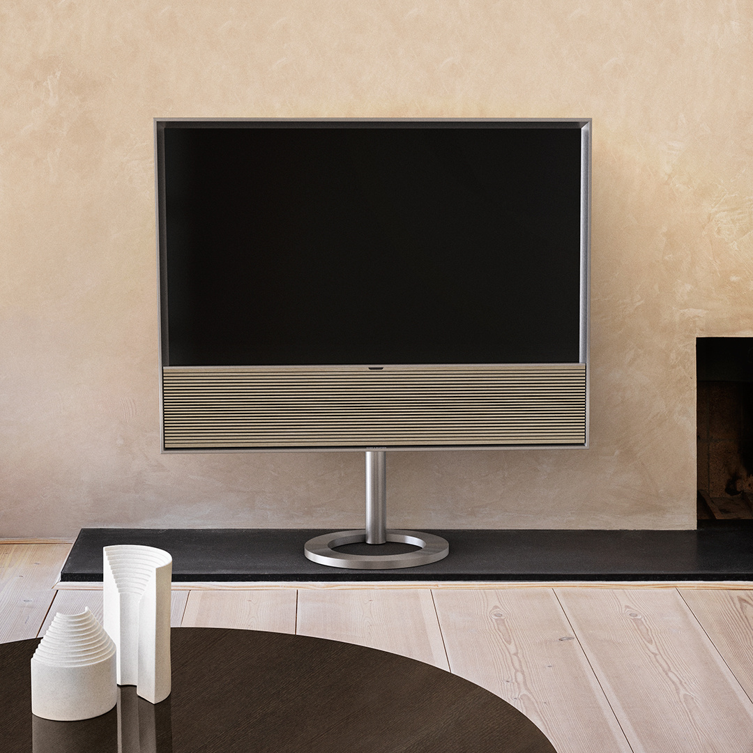 Beovision Contour 55 mit Tischstandfuss | Bang & Olufsen |Media-Line